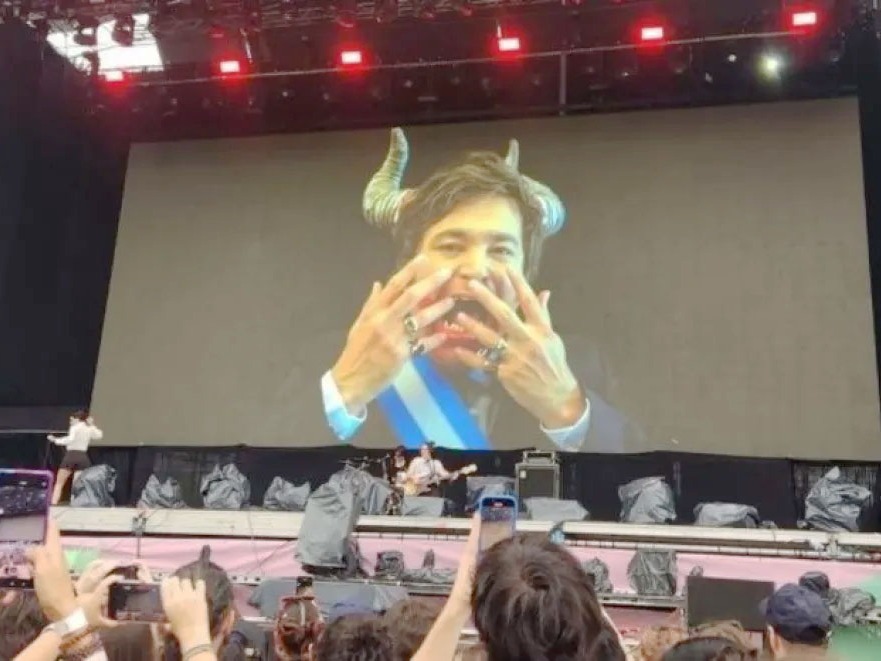 Una banda proyectó un video de Milei con cuernos y la boca llena de ...