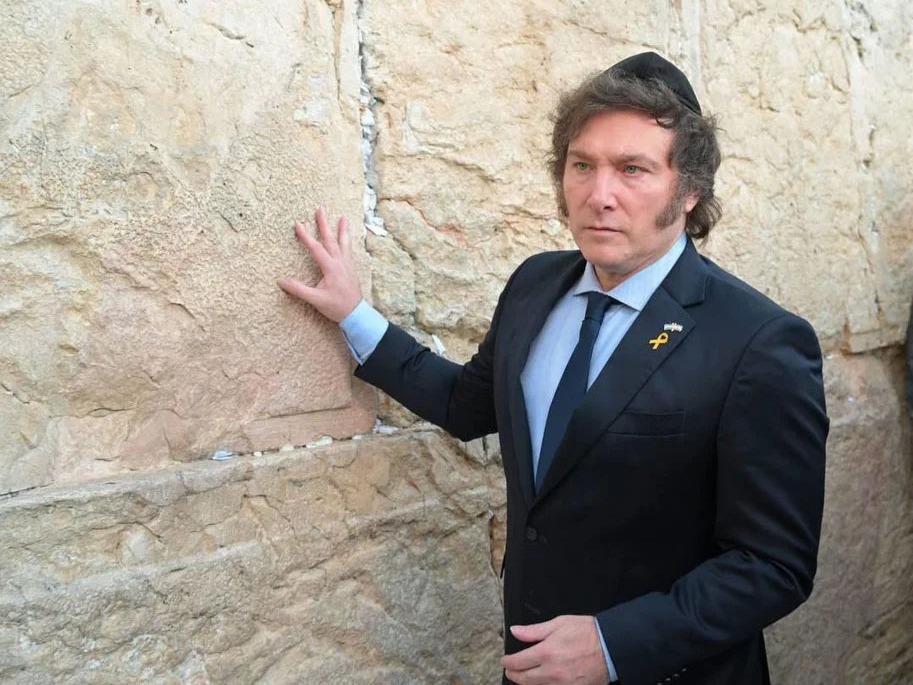Milei disertó en el Parlamento de Israel y confirmó que en 2026 mudará ...