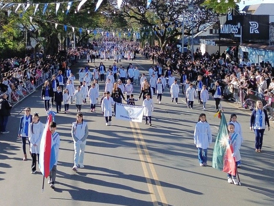 Acto central y desfile cívico militar por el 216º Aniversario de la ...