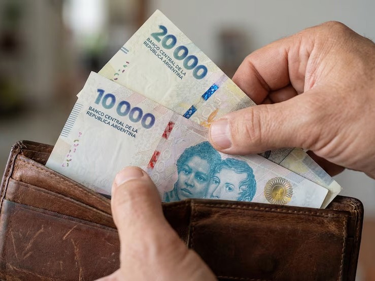 El salario mínimo vale menos que en 2001 y debería triplicarse para ...